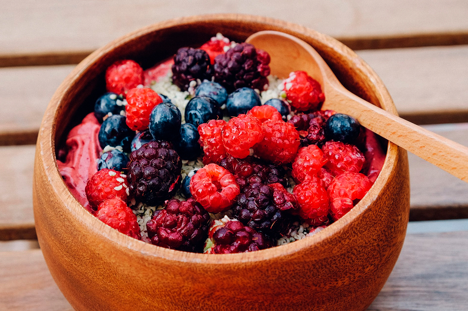 Acai-Bowl_comida-saludable_frutos-rojos - Living And Travel