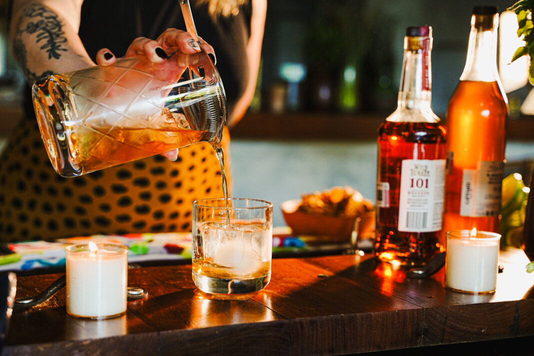 ¡Feliz cumpleaños Zapote Bar! - Living And Travel